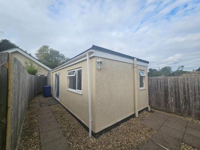 Upper Astrop Road, Kings Sutton. Studio to rent £1,050 pcm £242 pw