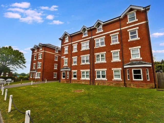 Upper Avenue, Eastbourne BN21, 2 bed flat to rent, £1,000 pcm | PrimeLocation