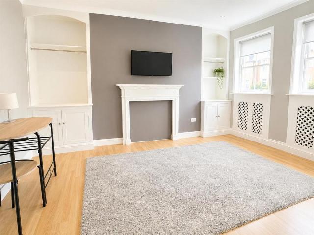 Upper Berkeley Street, London W1H 1 bed flat to rent £2,400 pcm £554 pw