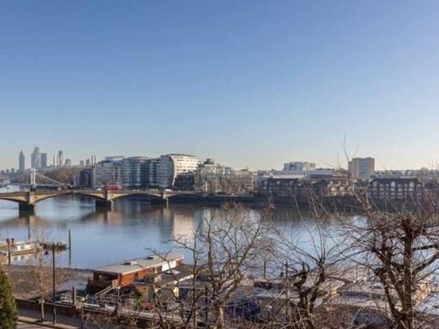 Upper Blantyre Walk, London, 2 Bedroom Flat