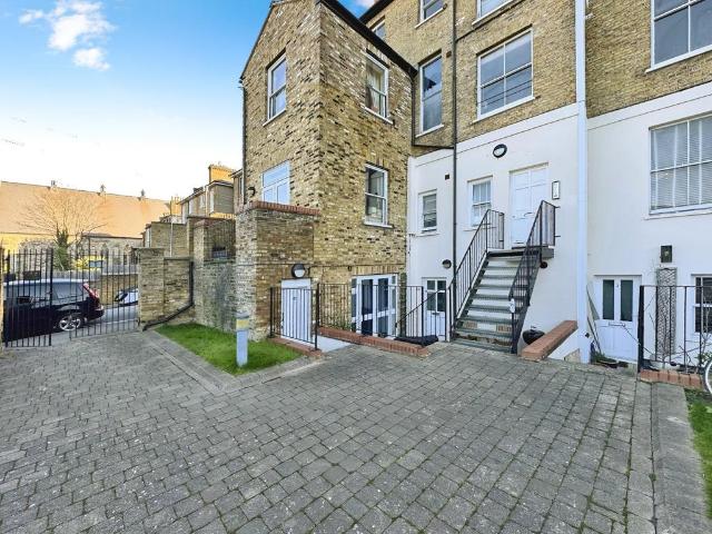 Upper Brockley Road, London SE4 2 bed apartment to rent £1,900 pcm £438 pw