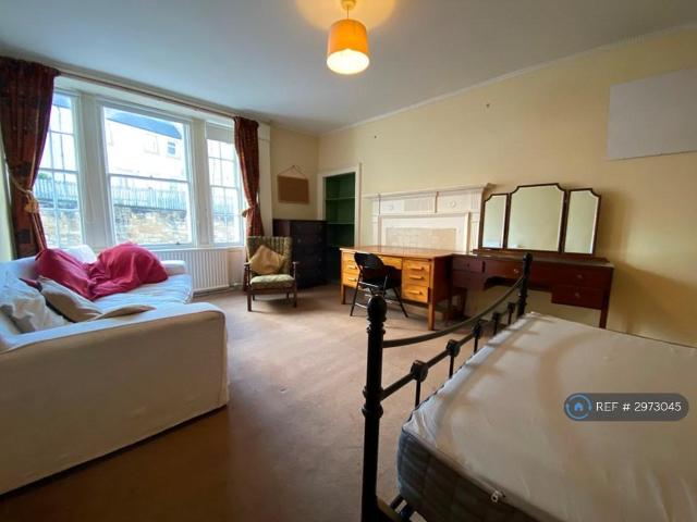 Upper Bridge Street, Stirling, FK8 2 bed flat to rent £1,290 pcm £298 pw