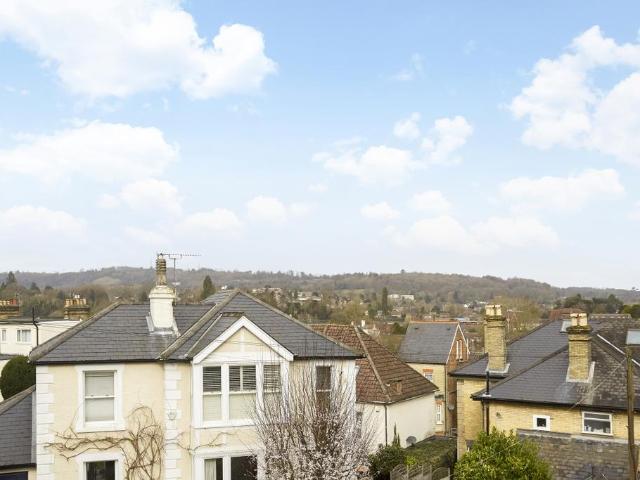 Upper Bridge Road Redhill RH1 2 bed flat to rent £1,495 pcm £345 pw