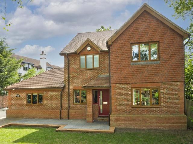 Upper Brighton Road, Surbiton. 4 bed detached house to rent £4,000 pcm £923 pw