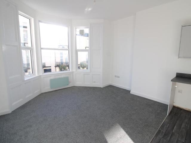 Upper Church Road, Weston super Mare. 2 bed flat to rent £1,050 pcm £242 pw