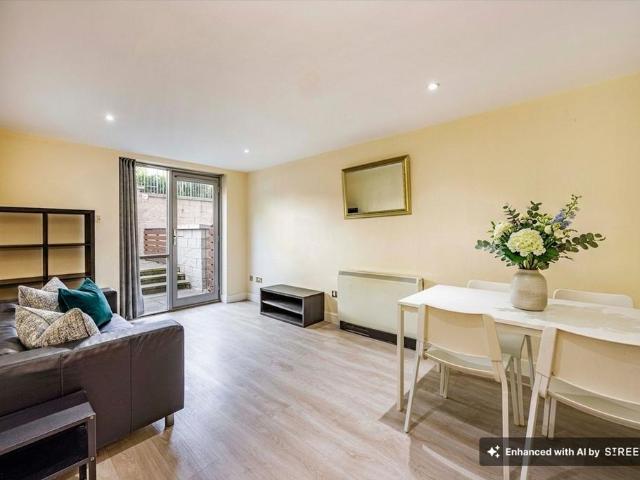 Upper College Street, Nottingham, NG1 2 bed flat to rent £1,075 pcm £248 pw