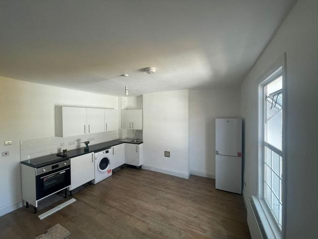 Upper Clapton Road, Upper Clapton E5, 3 bed flat to rent, £2,800 pcm | PrimeLocation
