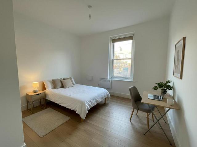 Upper Clapton Road, Upper Clapton. Studio to rent £1,440 pcm £332 pw