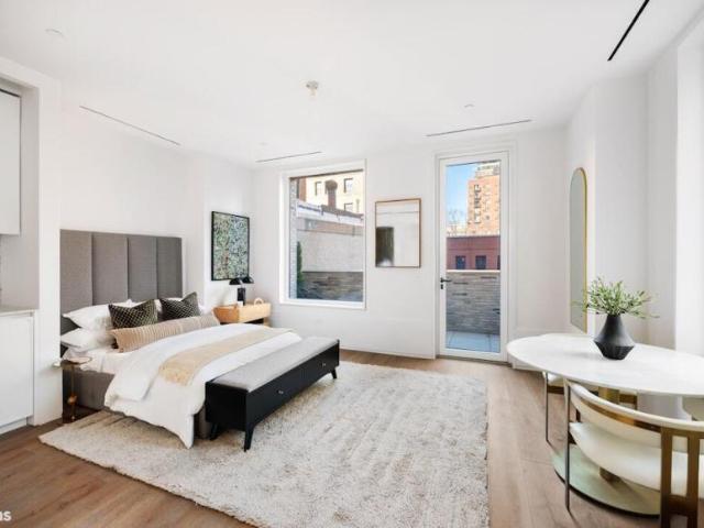 Upper East Side NY LS102245029