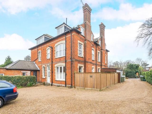 Upper Edgeborough Road, Guildford GU1, 1 bed flat to rent, £1,500 pcm | PrimeLocation
