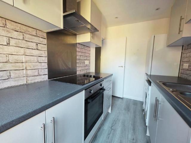 Upper Elmers End Road, Beckenham, BR3 2 bed apartment to rent £1,650 pcm £381 pw