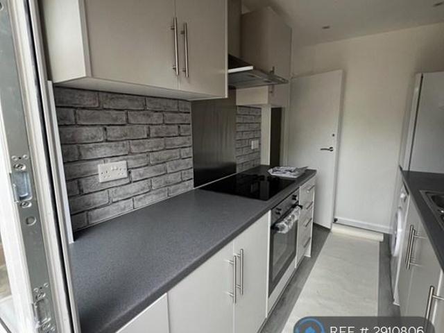 Upper Elmers End Road, Beckenham, BR3 2 bed flat to rent £1,550 pcm £358 pw