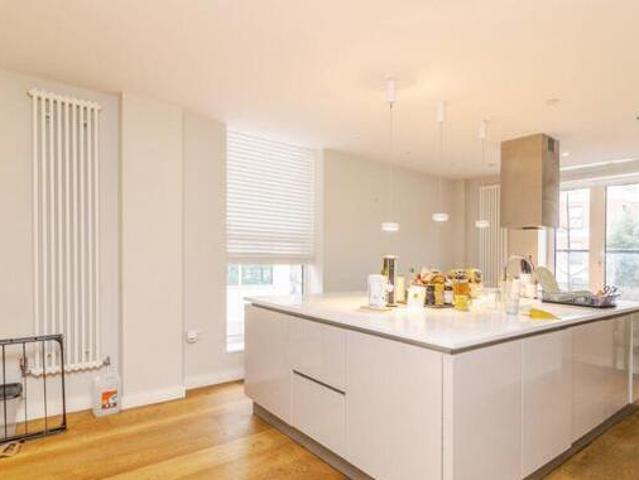 Upper Fourth Street, Milton Keynes, 2 Bedroom Flat