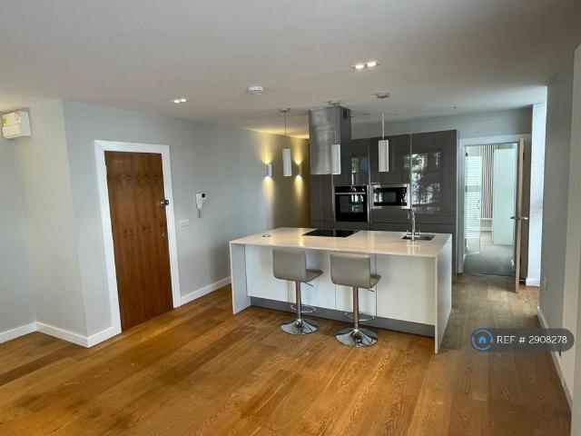 Upper Fourth Street, Milton Keynes, MK9 2 bed flat to rent £1,450 pcm £335 pw