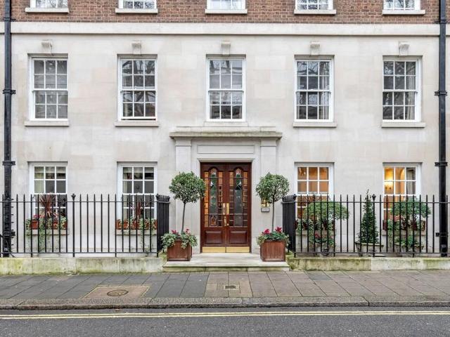 Upper Grosvenor Street, London W1K 3 bed flat to rent £15,166 pcm £3,500 pw
