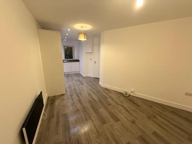 Upper Green Street, High Wycombe HP11, 2 bed flat to rent, £1,200 pcm | PrimeLocation