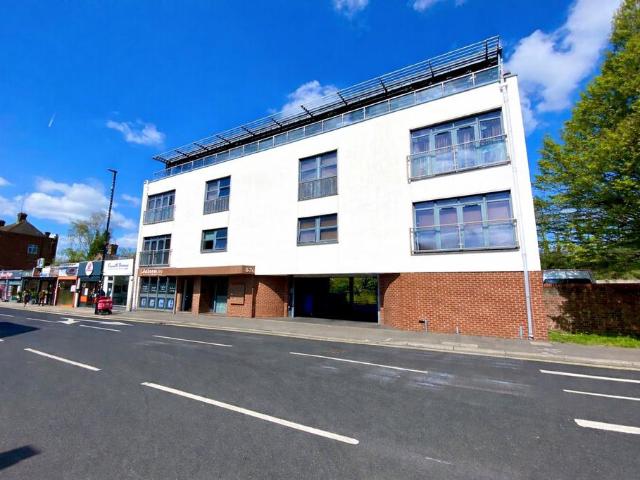 Upper High Street, Epsom KT17 2 bed flat to rent £2,090 pcm £482 pw