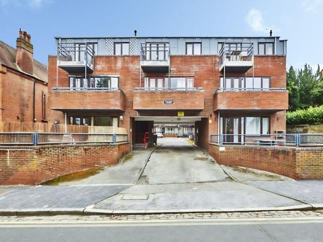 Upper Lattimore Road, St Albans AL1, 1 bed flat to rent, £1,300 pcm | PrimeLocation