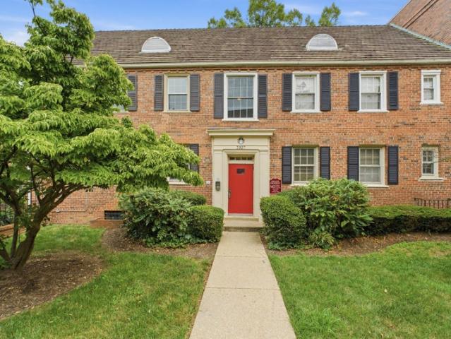 Upper Level home that lives like a 2 bed! Central