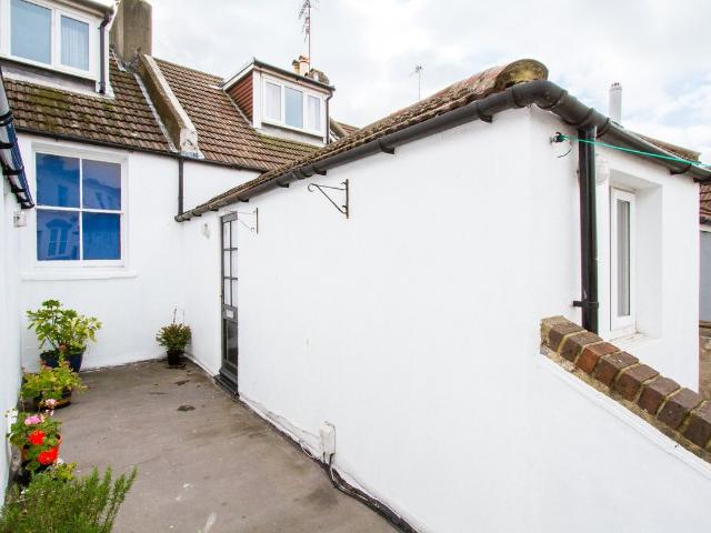 Upper Lewes Road, Brighton BN2, 2 bed flat to rent, £1,375 pcm | PrimeLocation