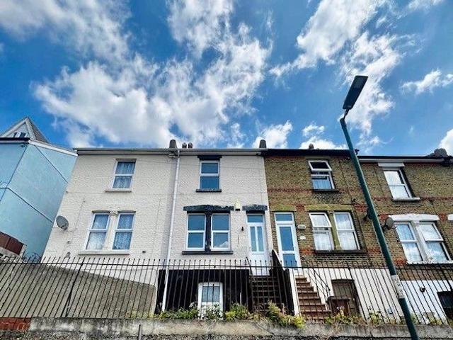 Upper Luton Road, Chatham ME5, 2 bed property to rent, £1,350 pcm | PrimeLocation