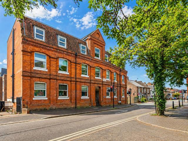 Upper Marlborough Road, Hertfordshire. 2 bed apartment to rent £1,950 pcm £450 pw