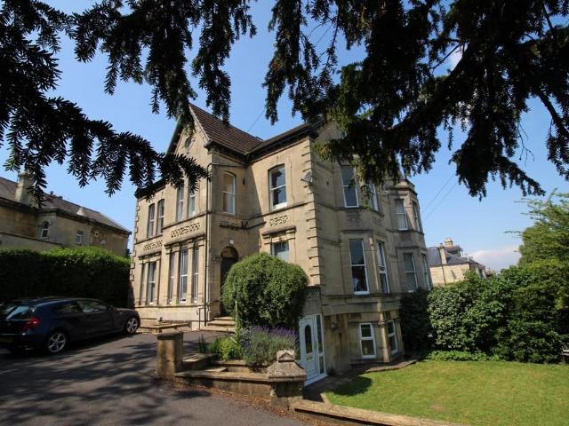 Upper Oldfield Park, Oldfield Park 2 bed apartment to rent £1,750 pcm £404 pw