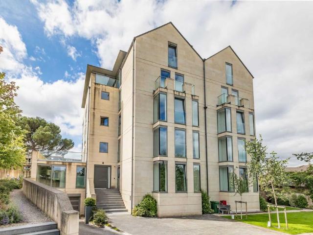 Upper Oldfield Park 2 bed apartment to rent £2,500 pcm £577 pw
