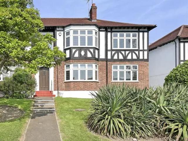 Upper Park, High Road, Loughton, IG10 4QZ, United Kingdom | 2 bed apartment for rent #167776713 | Rentberry