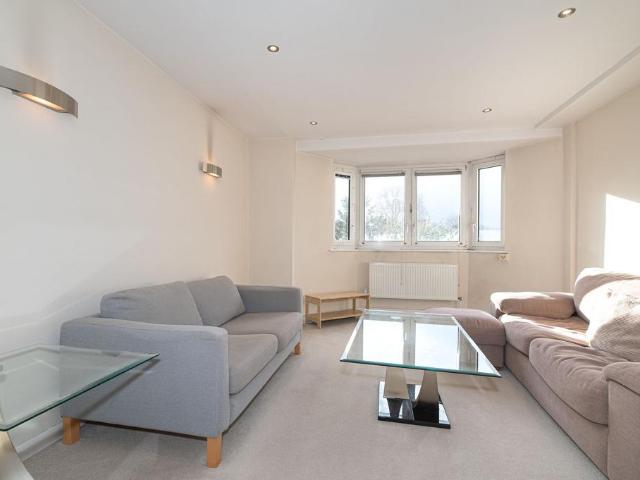 Upper Richmond Road, Belvedere Court. 2 bed flat to rent £2,450 pcm £565 pw