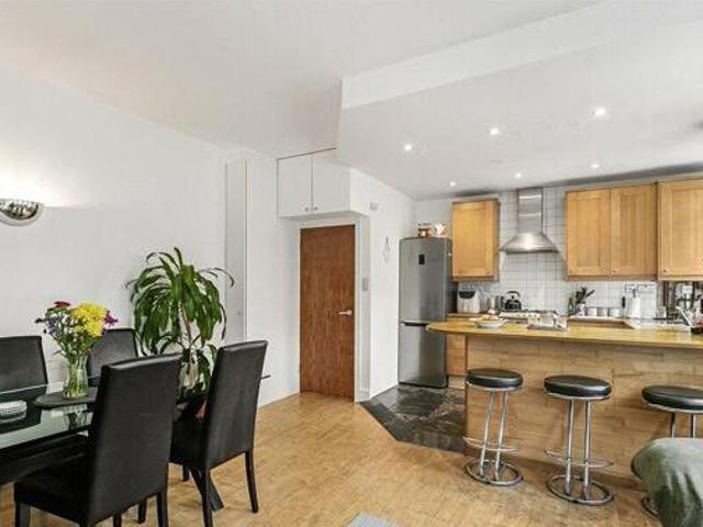 Upper Richmond Road, London, 2 Bedroom Apartment