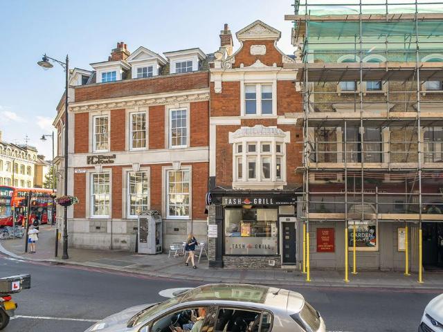 Upper Richmond Road, London, Greater. 2 bed flat to rent £4,000 pcm £923 pw
