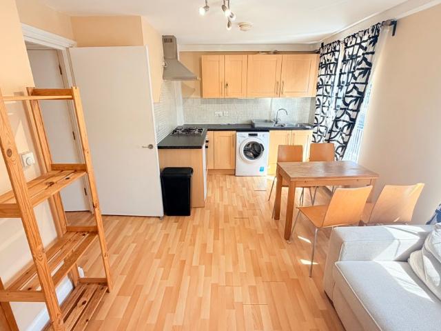 Upper Richmond Road, London SW15, 1 bed flat to rent, £1,550 pcm | PrimeLocation