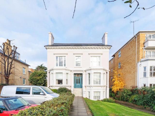 Upper Richmond Road, London, SW15 2 bed apartment to rent £2,495 pcm £576 pw