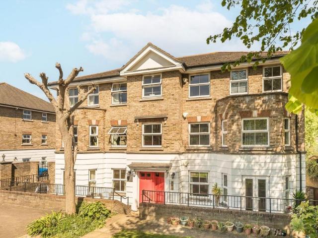 Upper Richmond Road, London SW15 2 bed flat to rent £2,750 pcm £635 pw