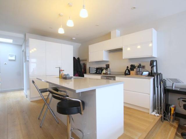 Upper Richmond Road, London SW15, 2 bed flat to rent, £2,750 pcm | PrimeLocation