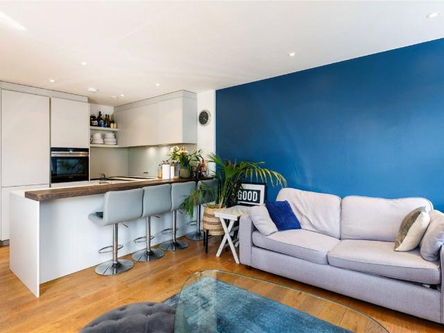 Upper Richmond Road, London SW15, 2 bed flat to rent, £2,750 pcm | PrimeLocation