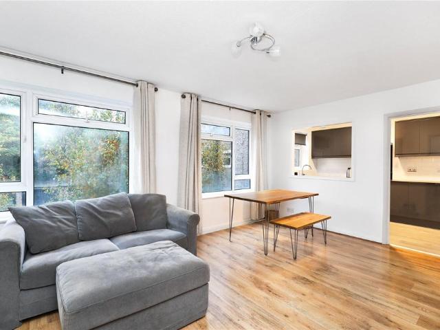 Upper Richmond Road, Putney, London. 2 bed apartment to rent £2,250 pcm £519 pw
