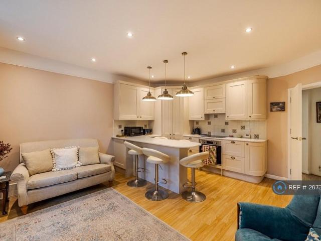Upper Richmond Road, Putney, London. 2 bed flat to rent £2,450 pcm £565 pw