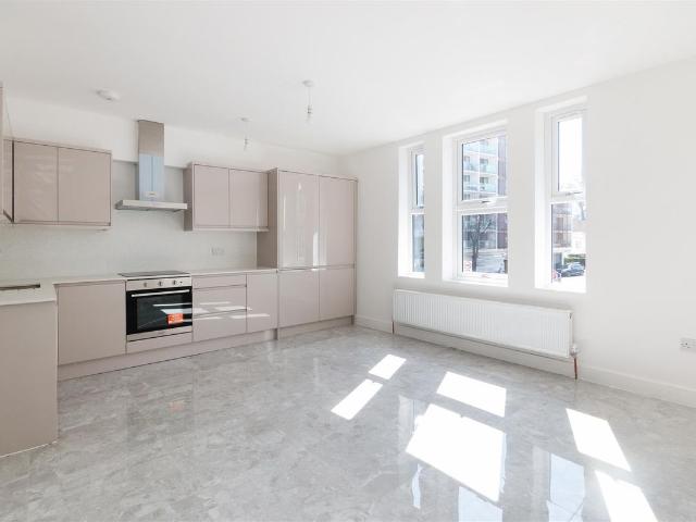 Upper Richmond Road, Putney, London SW15, 2 bed flat to rent, £2,400 pcm | PrimeLocation
