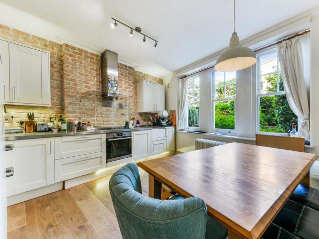 Upper Richmond Road, SW15 3 bed flat to rent £3,750 pcm £865 pw