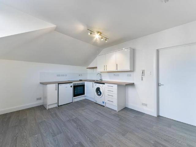 Upper Richmond Road West, East Sheen. 1 bed flat to rent £1,547 pcm £357 pw