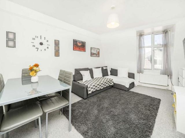 Upper Richmond Road West, London SW14 2 bed flat to rent £1,995 pcm £460 pw