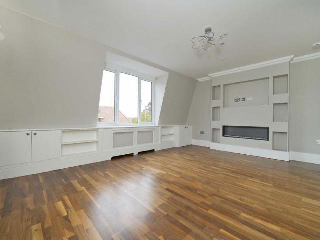 Upper Richmond Road West, London SW14 2 bed flat to rent £2,500 pcm £577 pw