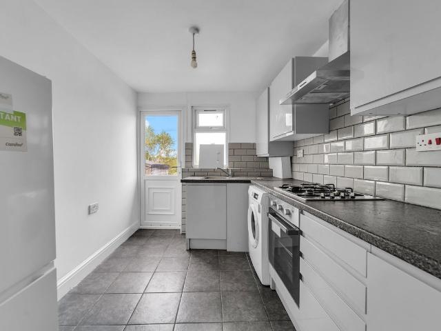 Upper Richmond Road West, London SW14, 4 bed maisonette to rent, £3,200 pcm | PrimeLocation