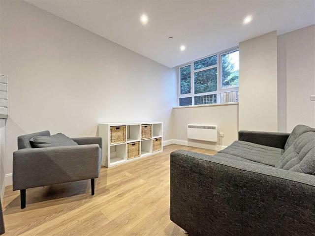 Upper Richmond Road West, London SW14 Studio to rent £1,450 pcm £335 pw