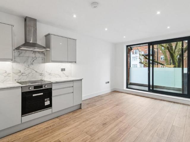 Upper Square, Isleworth, TW7 3 bed apartment to rent £2,600 pcm £600 pw