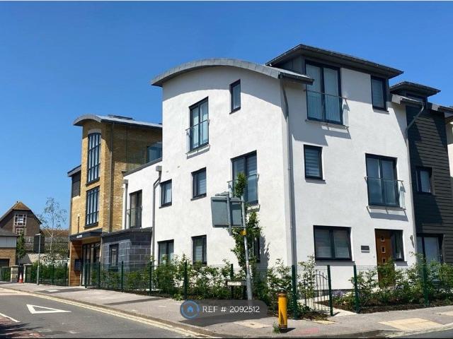 Upper St, Fleet GU51, 2 bed flat to rent, £1,680 pcm | PrimeLocation