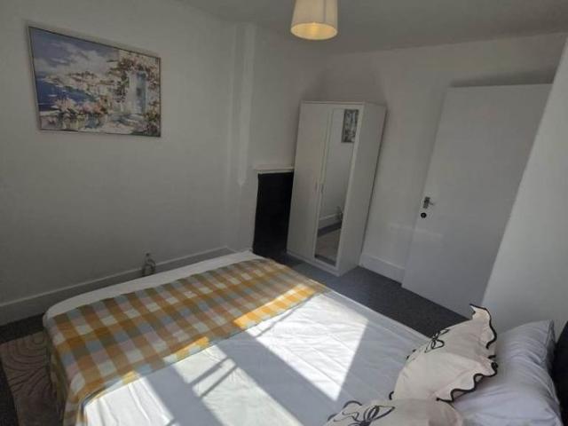Upper Stone Street, Maidstone ME15, 3 bed flat to rent, £1,300 pcm | PrimeLocation