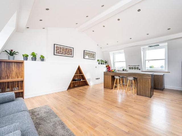 Upper Street, Islington, London, N1 2 bed flat to rent £4,250 pcm £981 pw